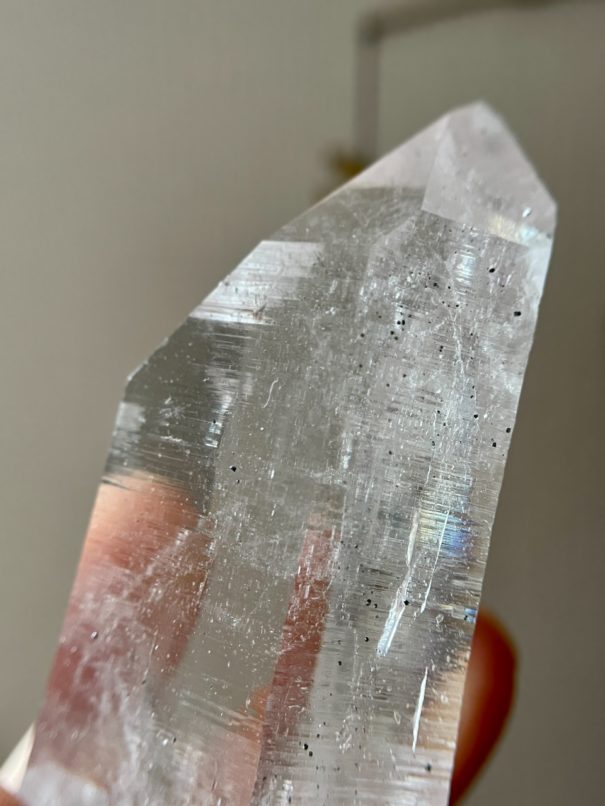 氷のような美しさ ヒマラヤ水晶 マニハール 太めのポイント（鋭錐石） - Amrita Crystal