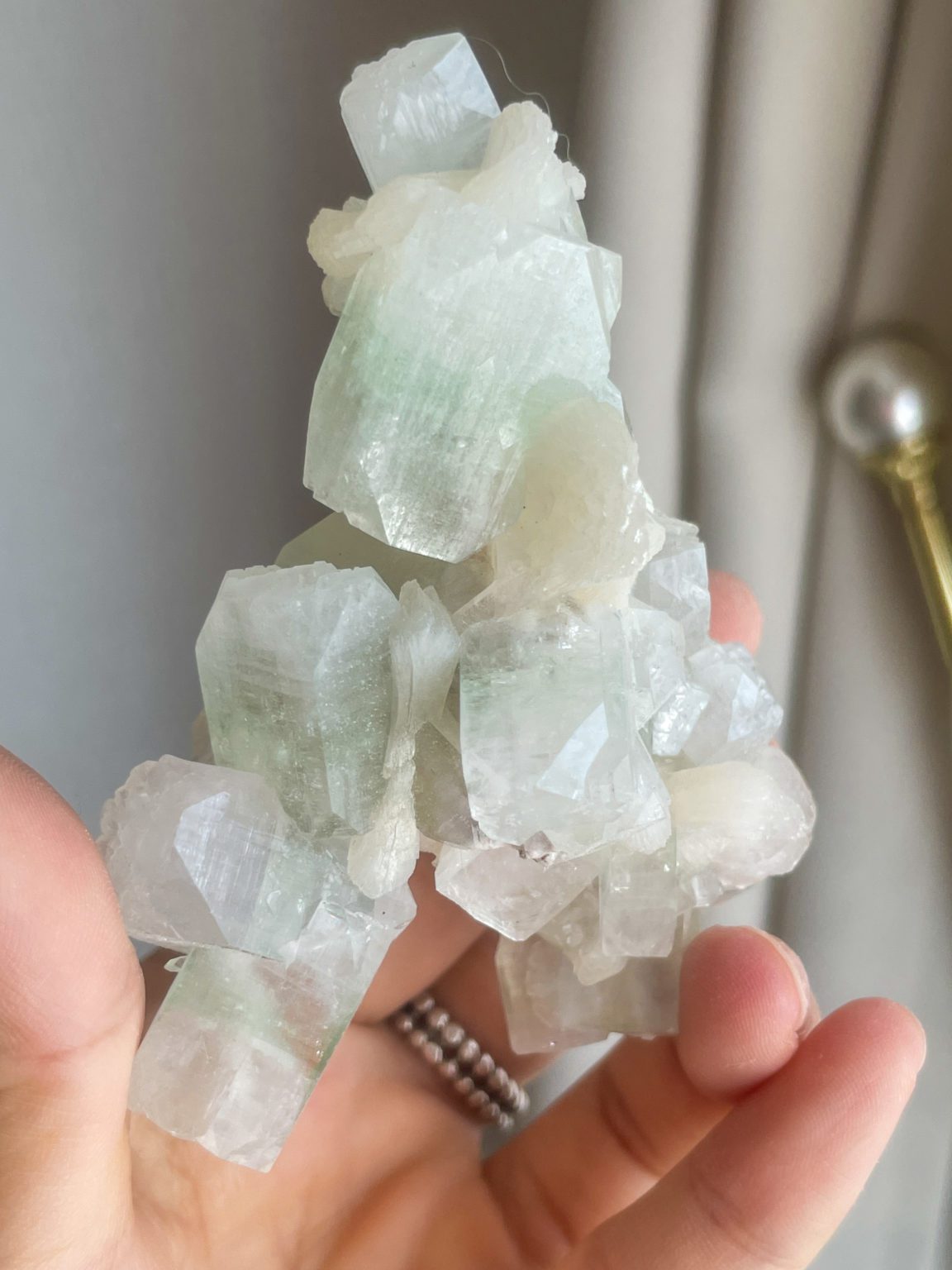 一点もの 希少な結晶体 宝石のようなキャンディアポフィライト - Amrita Crystal